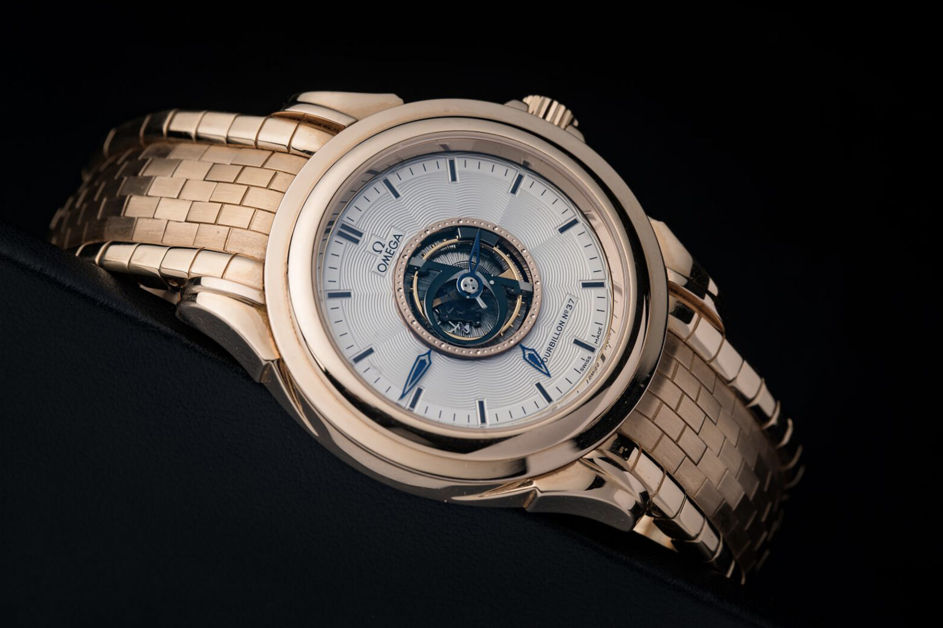Omega De Ville Tourbillon Master Chronometer : un tourbillon central