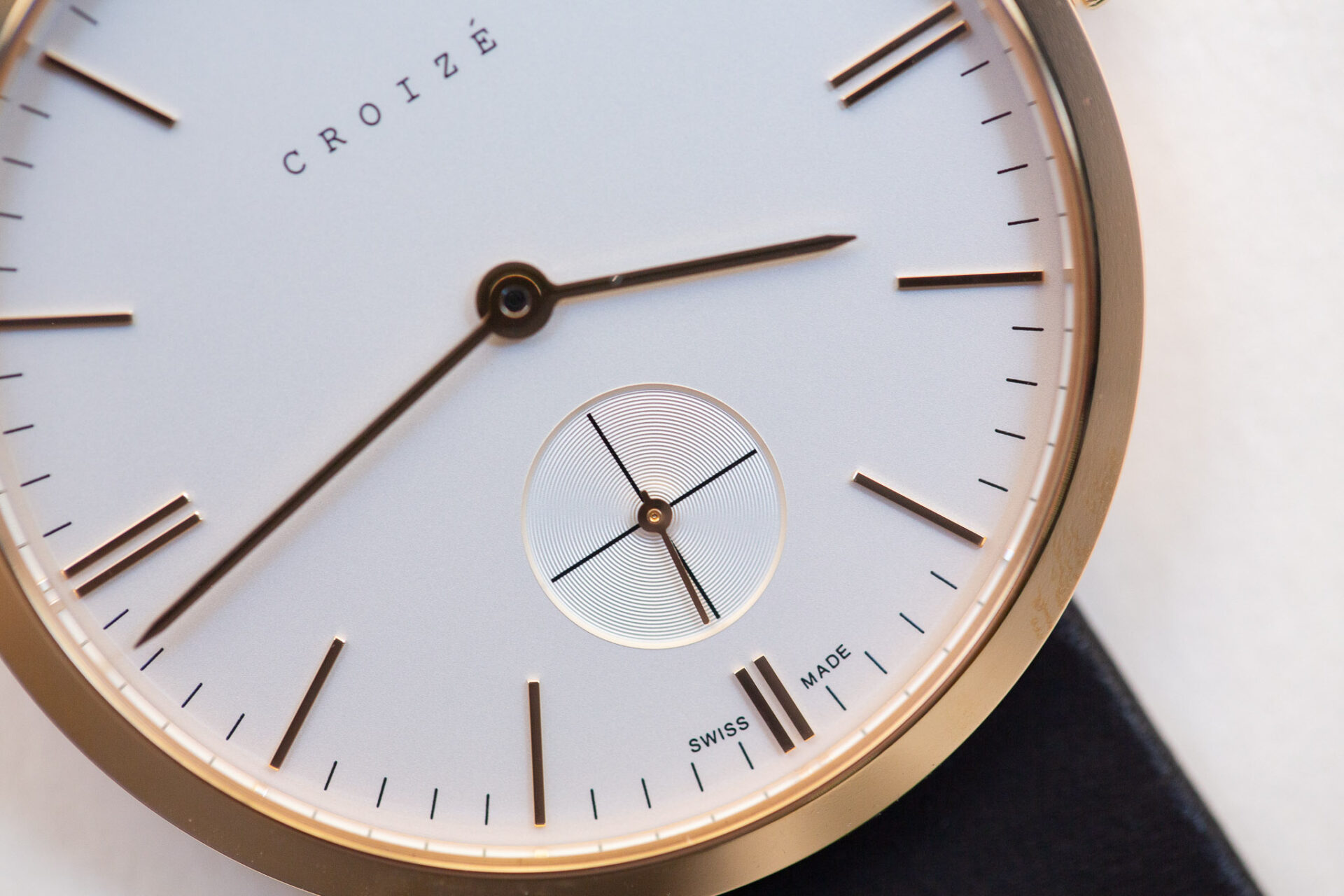 Croizé 001 : nouvelle montre élégante en or au mouvement micro-rotor