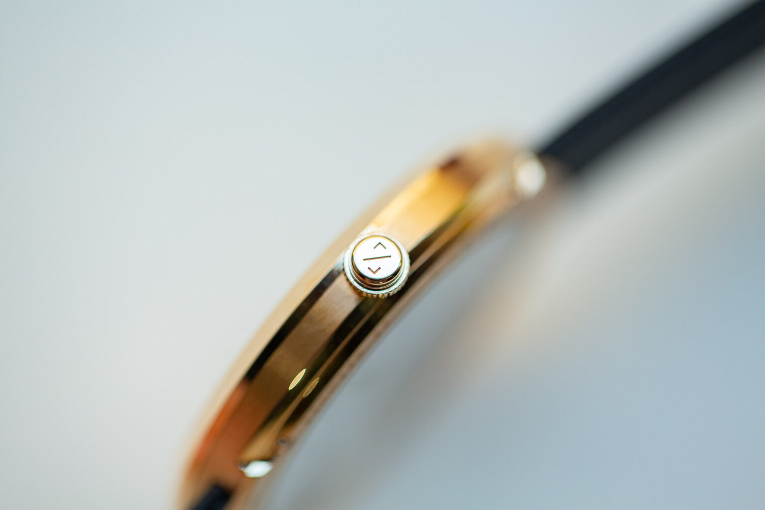 Croizé 001 : nouvelle montre élégante en or au mouvement micro-rotor