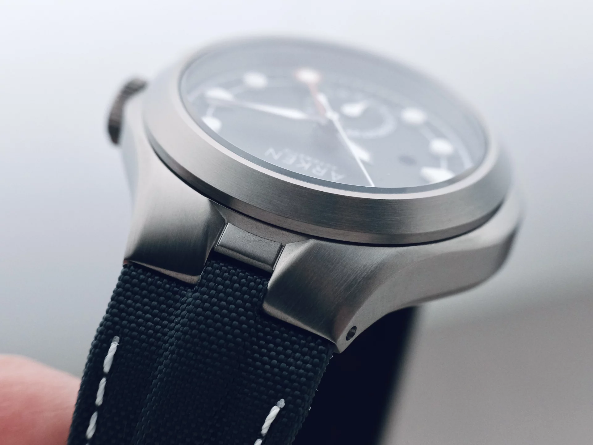 Arken Alterum Anthracite Grey: montre titane, module GMT, et plus!